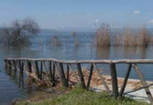 ΞΕΜΠΛΟΚΑΡΕΙ Η ΚΑΤΑΣΚΕΥΗ ΥΠΟΔΟΜΩΝ ΣΤΗ ΛΙΜΝΗ ΒΟΛΒΗ